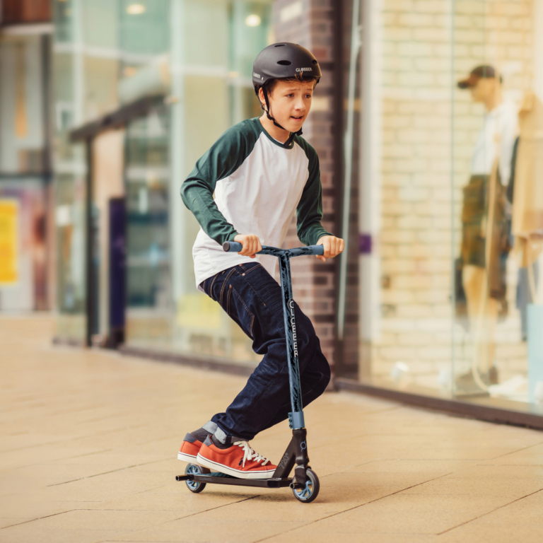 3-Wheel Kick Scooter for Adults: ULTIMUM – Globber